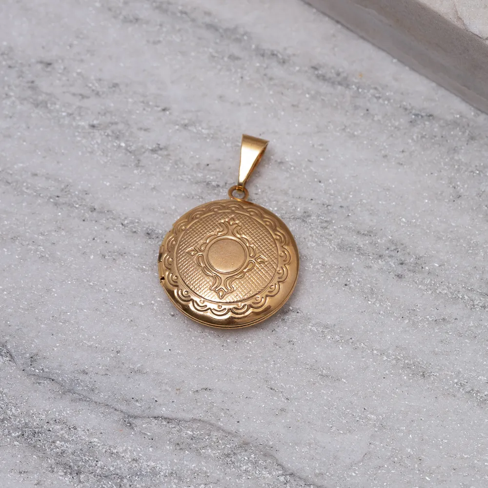 PINGENTE RELICÁRIO REDONDO BANHO OURO 18K - Luski