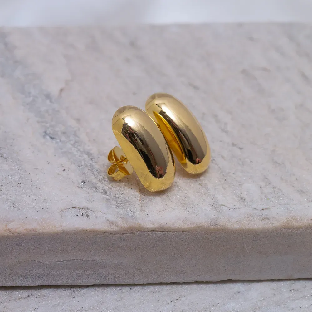 BRINCO BOTÃO RETANGULAR ABAULADO LISO M BANHO OURO 18K - Luski